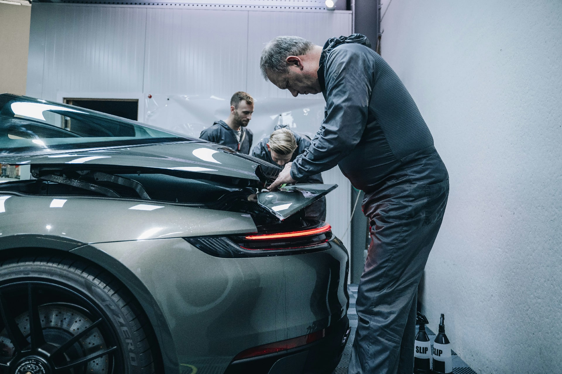 Spoiler installation – Standard Car